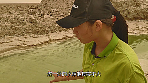两人开车探寻罗布泊无人区,发现水源不敢喝也不敢碰,颜色很奇怪