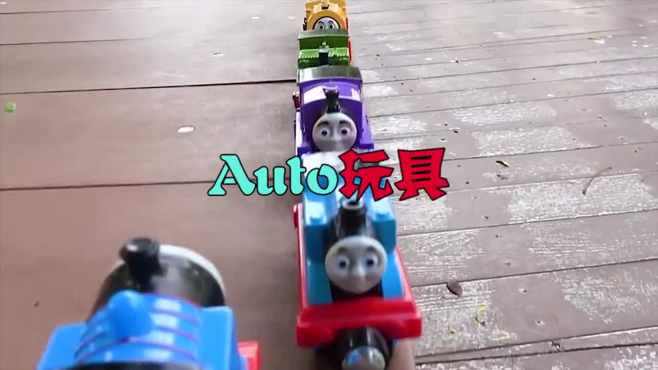 汽车动画片:托马斯掉进水里了!消防车,警车,救护车来帮忙!