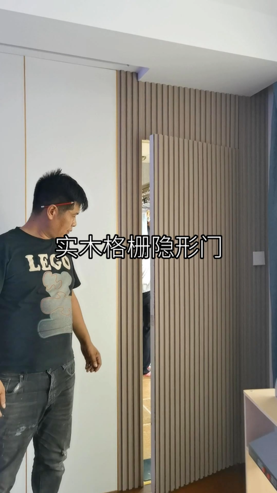 外开实木格栅隐形门安装