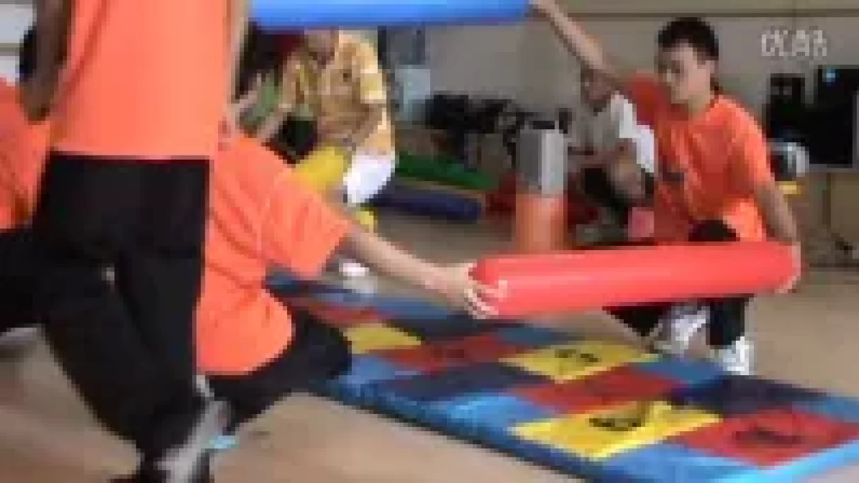 幼儿体育游戏--空气棒玩法教学。