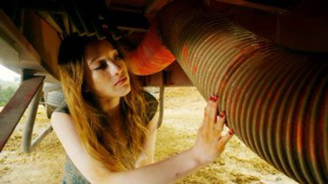 卡车以人肉发动,男子为活命背叛女友,想将她喂给卡车做燃料