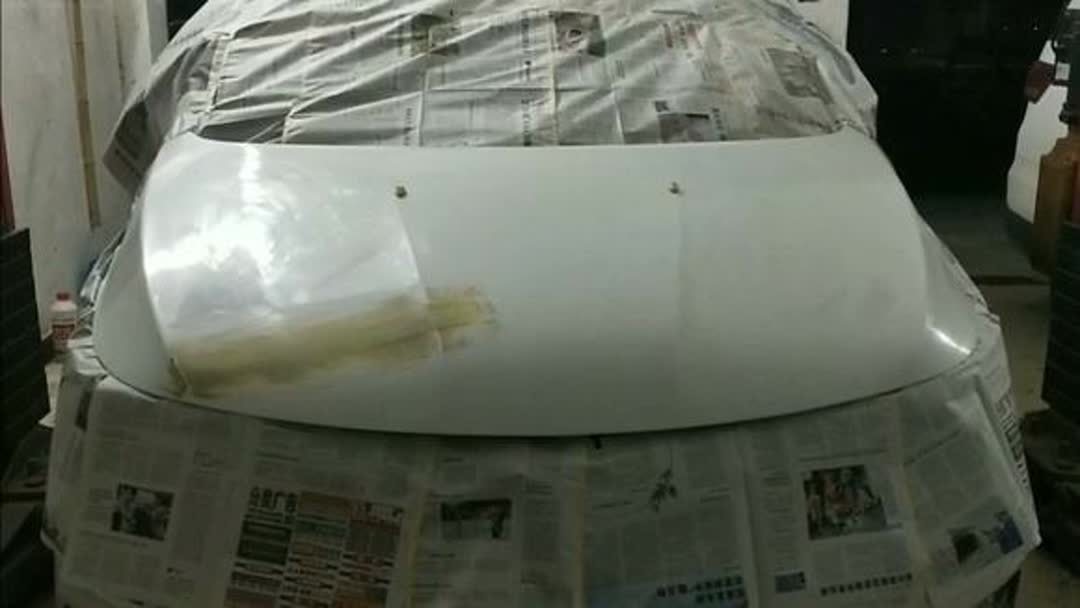 修车小伙为了挣50块钱,大半夜出去加班喷油漆,汽车喷漆过程