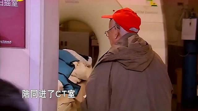 老人陪脑梗塞老伴医院急救,老爷子一个人跑前跑后,场面很心酸