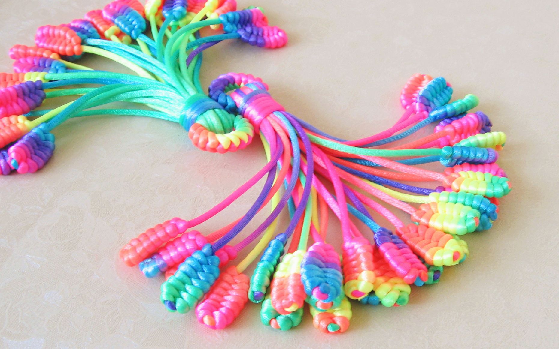 【素绳记~手工DIY红绳教程】凤尾结虹彩钥匙挂~温暖小物