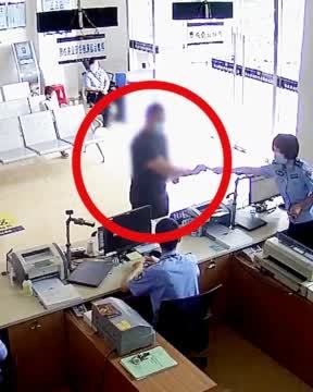 【自投罗网!逃犯到派出所开无犯罪证明被抓:想申请开网约车[三哈]】...