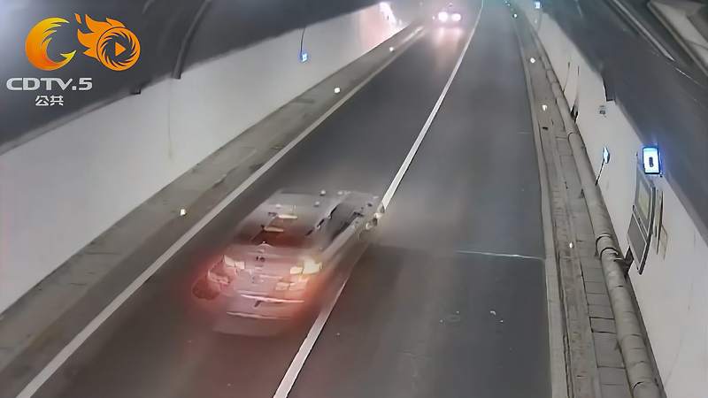 男子高速逆行还开远光灯闪对向车辆,这司机以后还是不要开车了!