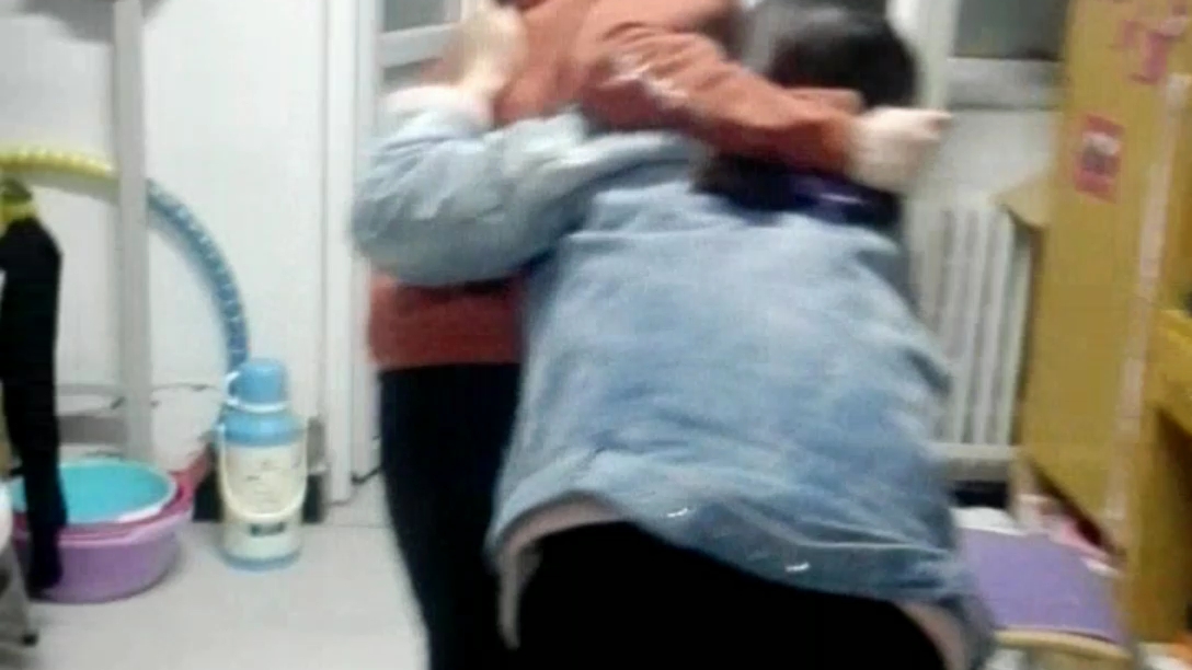 女生在宿舍里干嘛?---打架!薅头发!