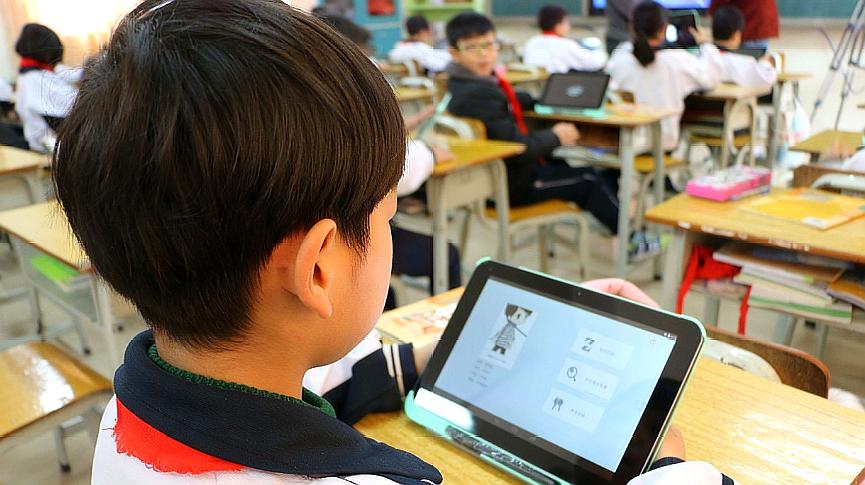学校要求孩子人手一个平板电脑,家长很不满,校方:没电脑就分班