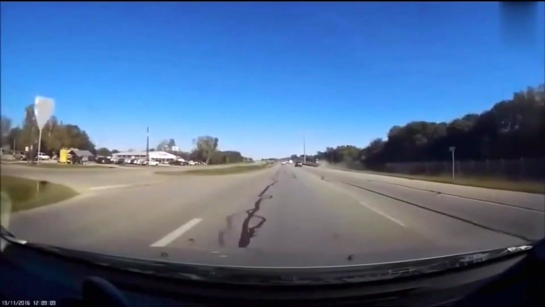 刚买得行车记录仪就拍到交通事故,慢镜回放看到惊险一幕