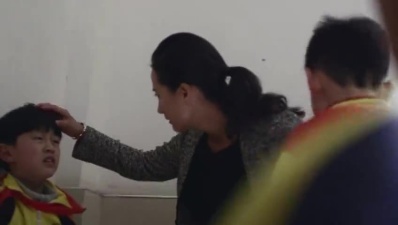 俩小学生在学校打架,学校的同学竟围观加油一群熊孩子