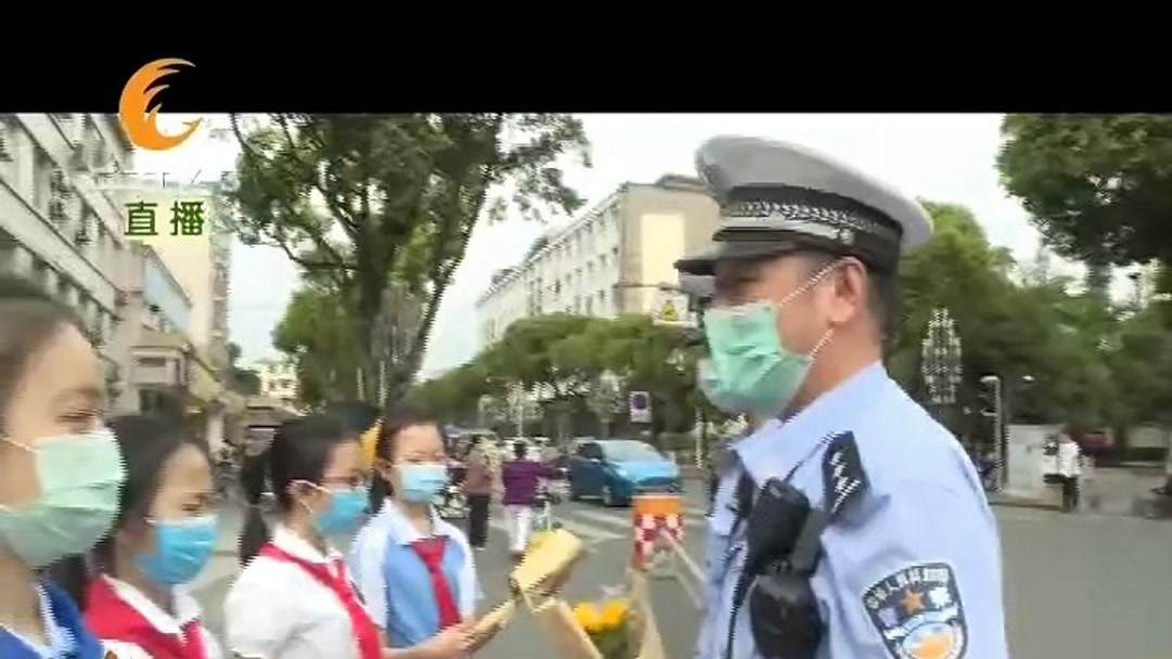 中小学生制作明信片 致敬交警叔叔