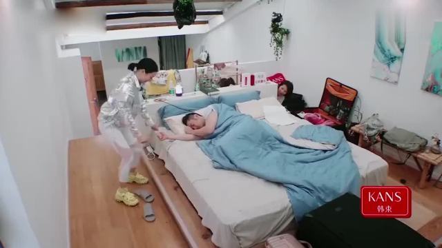 钟丽缇叫张伦硕起床,接连不断亲亲5次,像宠爱小孩子一样!