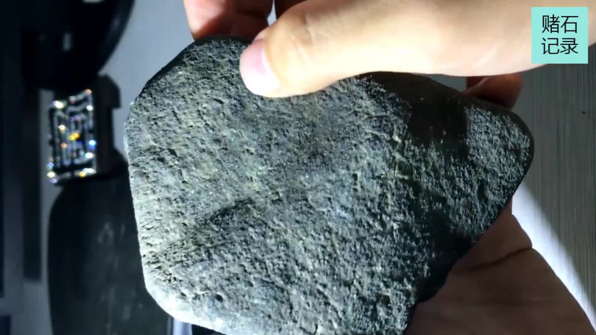 4000块淘的翡翠原石,现场开始切!见证一刀穷一刀富!