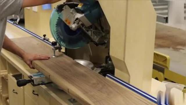 木工师傅用几块木板制作了个茶几,设计简单,原生态实木式