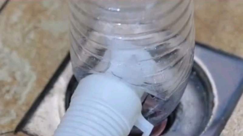 洗衣机排水管插个塑料瓶,解决大问题,记得收藏