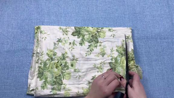过年了换下来的旧枕套别扔,把它剪成碎碎,放家里方便实用又干净