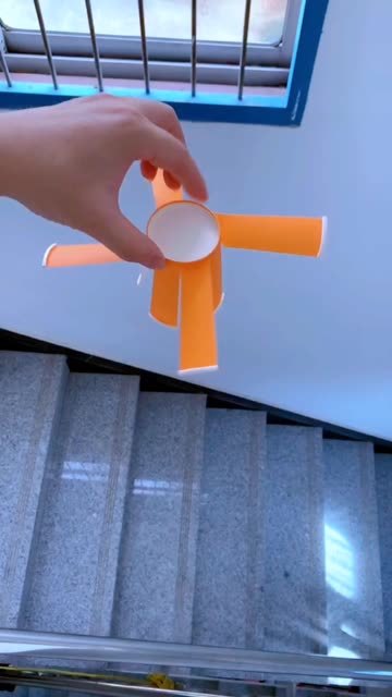 用纸杯给孩子做个好玩的旋转飞行器,这特别简单