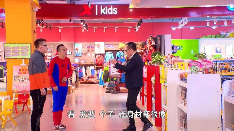 两男子长得一模一样,不是双胞胎,也不是表兄弟!