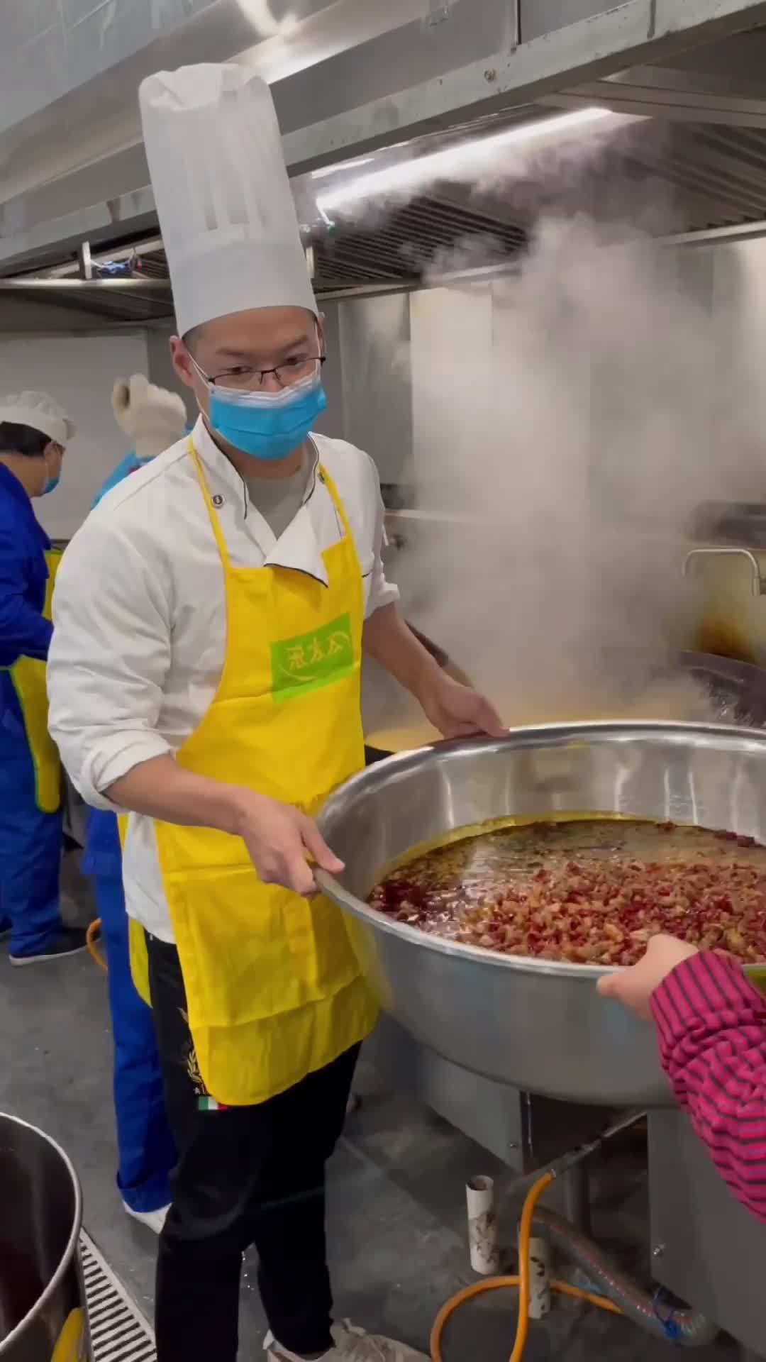 忙忙碌碌的厨房自贡麻辣冷吃兔开炒厨师美食