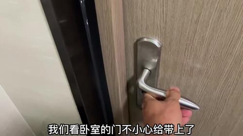 门被反锁了不用找开锁匠,教你一招,1秒钟开锁,长见识了