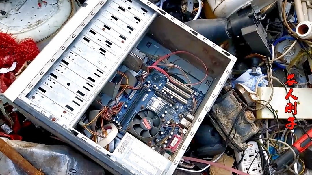 废品站收到电脑主机,刚子拆下硬盘要测试,难道里面有电影