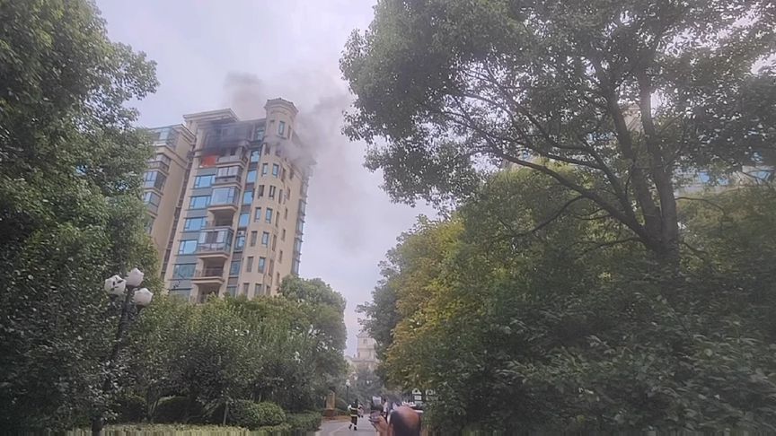 今天一大早小区失火了 在10楼