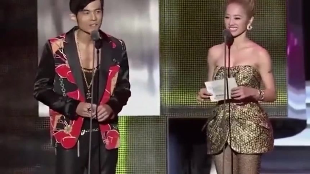 周杰伦与蔡依林首次同框颁奖,周董竟让她健身