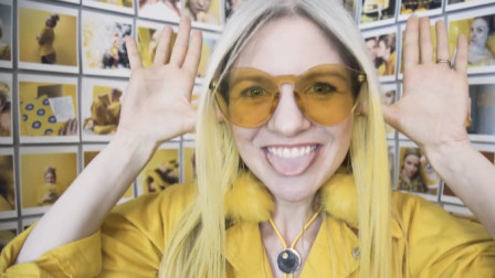 国外美女痴迷于黄色,屋内生活用品都是黄色,甚至想把牙染成黄色!