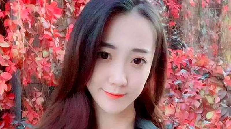 这个北京的小姐姐火了,这手势舞难逢敌手,网友:这是大学级别的