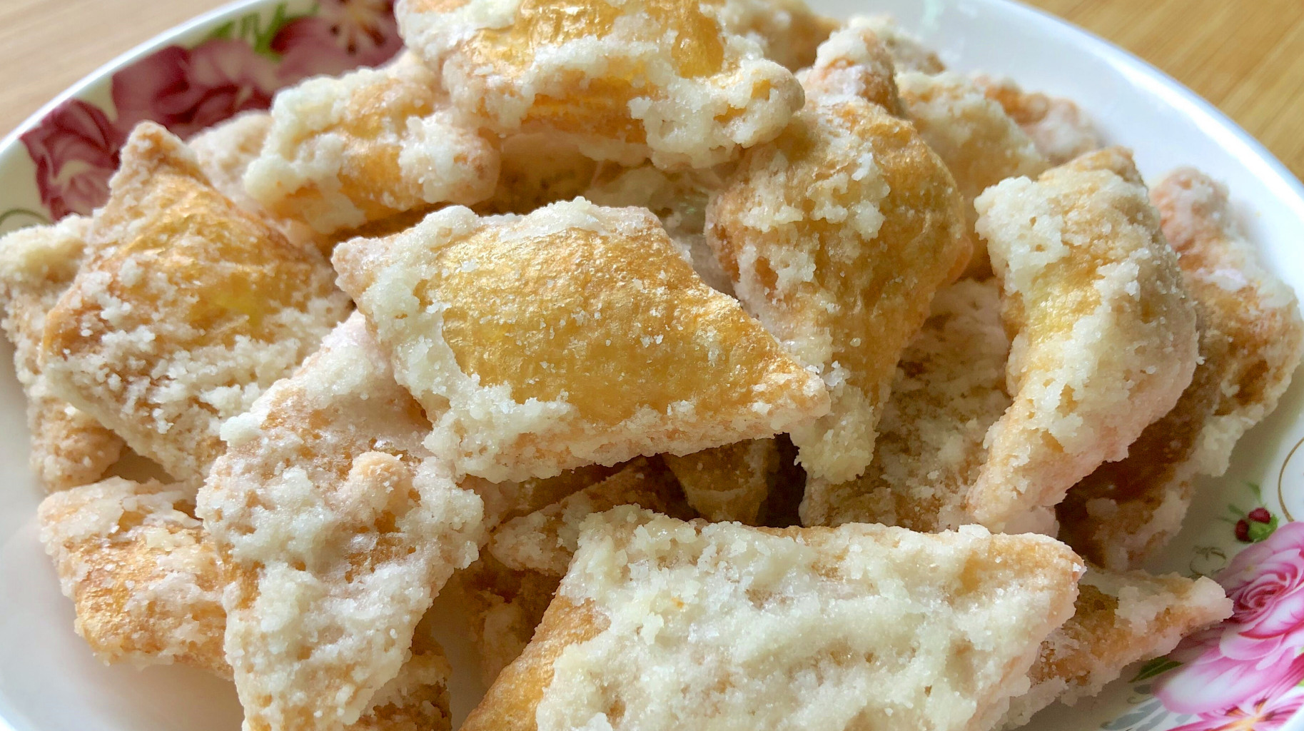 鸡蛋别再炒着吃了,教你个独特的小吃做法,香甜酥脆,个个鼓大泡