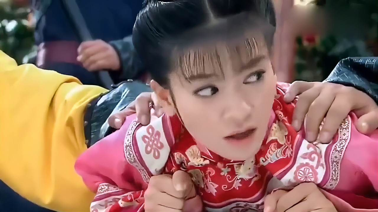 小燕子惹怒了皇上,后悔当格格,皇上气的对小燕子动刑!