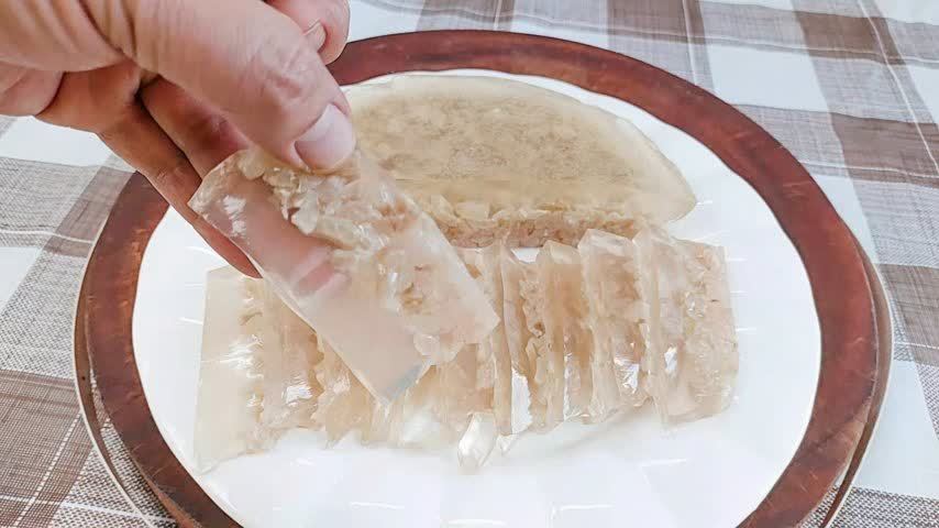 教你水晶猪皮冻秘诀,不用煮不用熬,做法简单,晶莹剔透又筋道