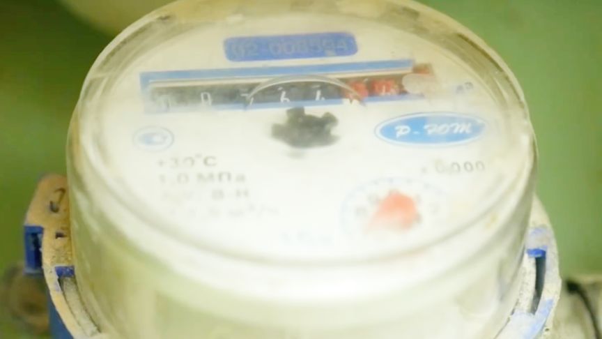 家里有老式水表的,用这个方法可以让水表不走,一天可以接几大桶