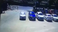 这是发生什么导致搅拌车翻车的?