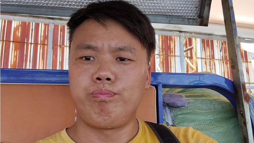 小伙为慈善贡献自己的力量,虽然不多,但是重在参与,一起来吧