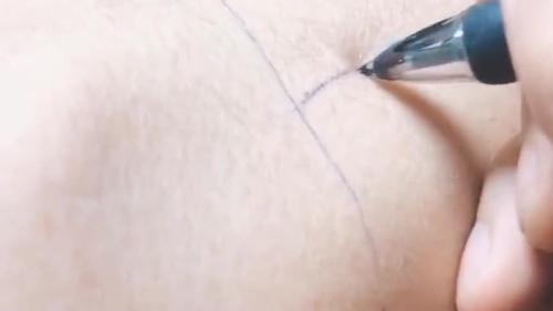 今年过年老公非常无聊,今天居然在腿上画方格,还把计算好的数字写在...