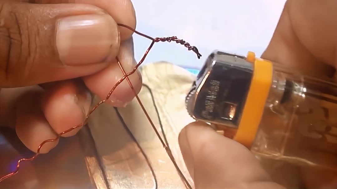 科普科技小实验:用光盘和铜线做充电器,光能转化电能给手机充电