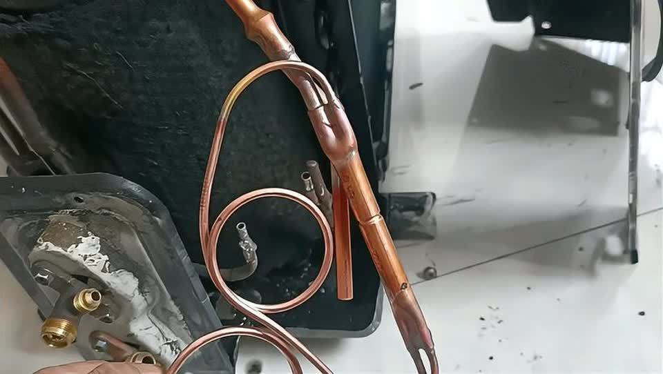 空调维修中这台空调就是制冷太差,现在正在给他更换毛细管