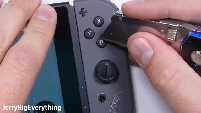 小伙直接对任天堂游戏机一阵操作,没想到质量还是可以的