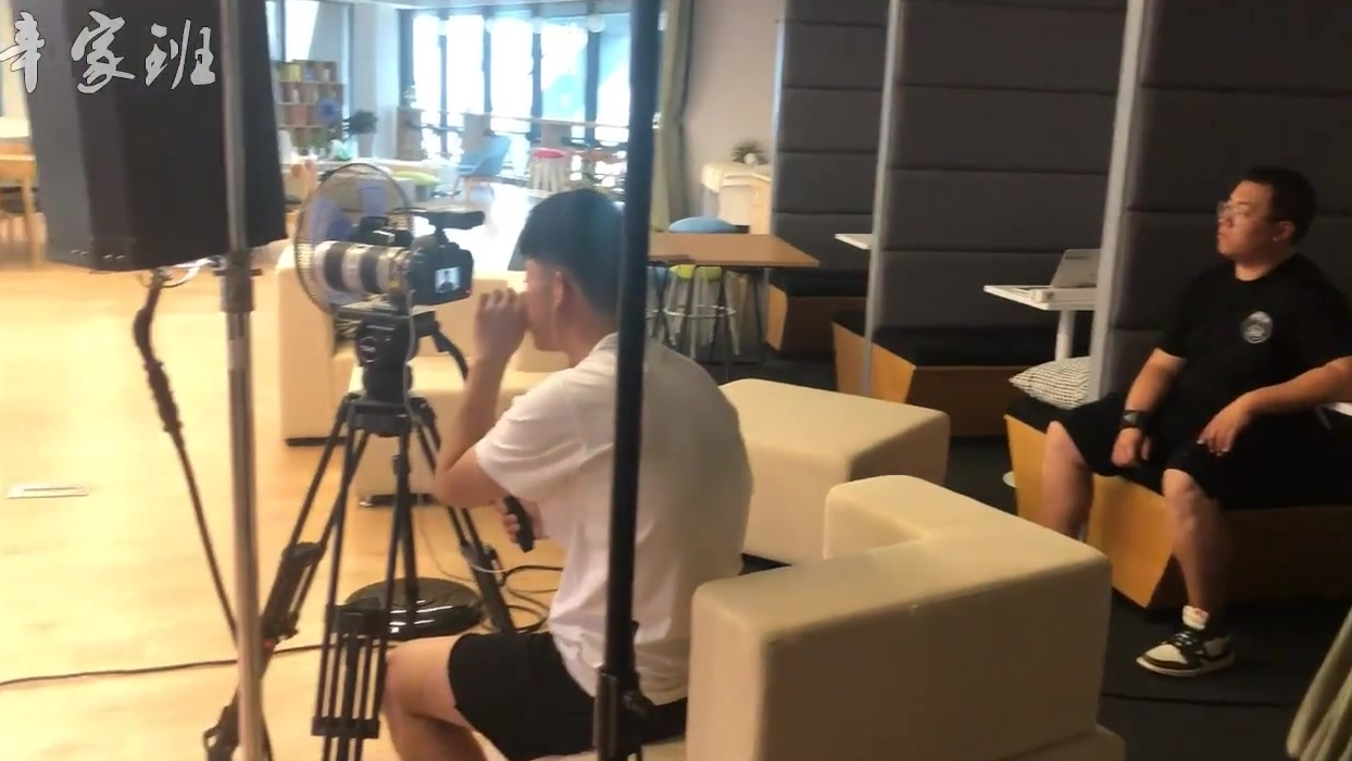 台湾著名评论家邱毅教授在北京采访传统木工辛全生