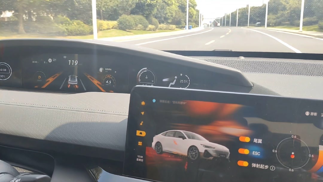 4S店看车试驾长安univ,别相信那些网络喷子,这车真的很不错的。