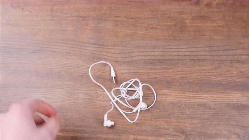 耳机绕线器不想买,自己用身边的废旧物品就能做!