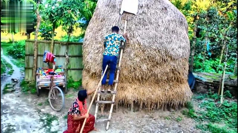 乡村搞笑视频,男子爬梯子下来,一人用木棍顶着他