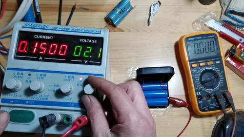 在网上买东西送了个充电宝!到手后电都充不进去!拆开看看咋回事