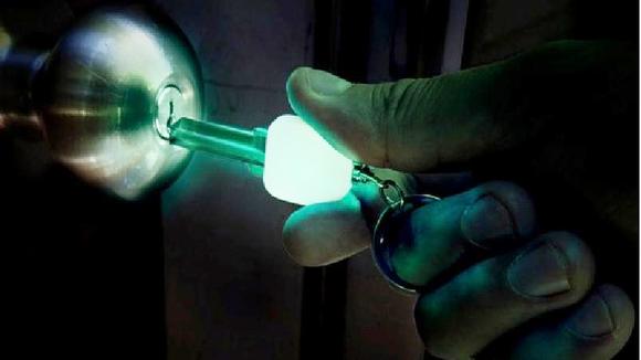 晚上开门不再抹黑的智能LED钥匙