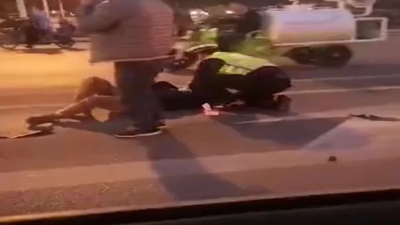 一女子骑电动车被撞,面部鲜血直流,民警单膝跪地为其止血