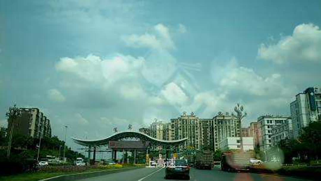 宜宾沿岷江犍为到乐山汽车上实拍,一路感觉在森林里行驶,真漂亮