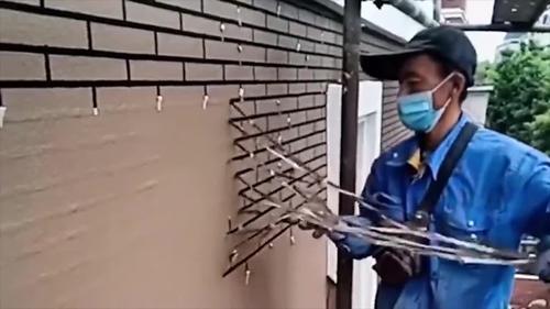 外墙真石漆质感涂料,把装饰条撕掉之后瞬间变成仿古砖,属实很有创意