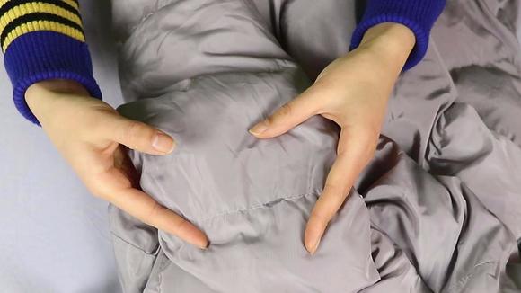 羽绒服钻绒千万别向外拔,教你一个技巧,不花一分钱衣服告别钻毛