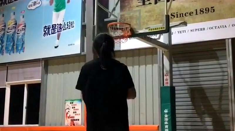 室内打篮球累了,练习一下定点投篮,小姐姐投篮准度还是很可以的